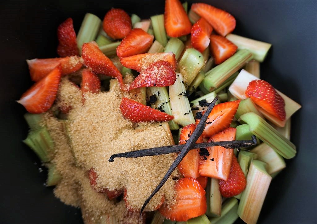 Crumble à la rhubarbe, aux fraises et aux flocons d'avoine - Caviar ...